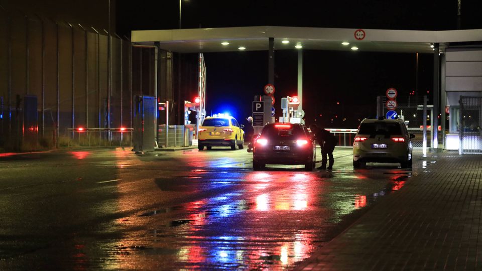 Fly evakueret efter trussel - Din Avis