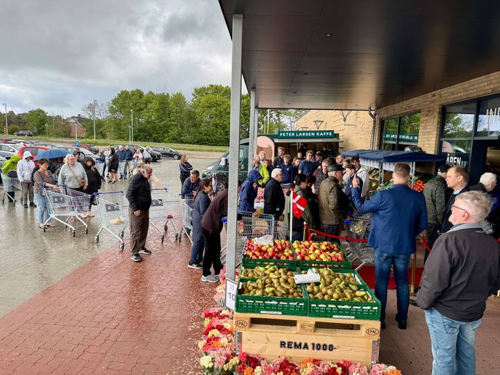 Købmanden trådte til side – lod medarbejder med lønnummer 1 indvie ny ...