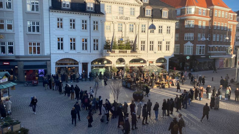 Paustians ophørsudsalg skaber lang kø på Lille Torv - Din Avis