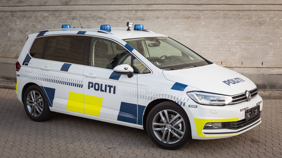 Vanvittig politijagt: 12 gange over for rødt og op på fortovet - Din Avis