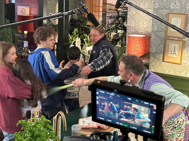 Video fra filmsettet: Se Miss Nelly slå sig løs med en porre, når VVS-Brian og børnene fra ...