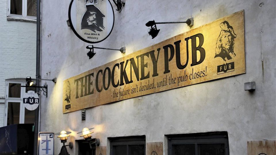 Et år efter lukning og kras kommune-kritik: The Cockney Pub genopstår ...