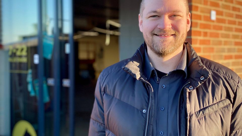 Altid garant for smil og kække bemærkninger: Butikschef glæder sig til ...