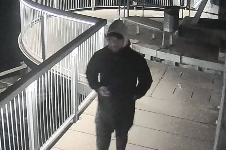 Banker ung mand ned på bro: Et vidne på cykel så det hele - Din Avis