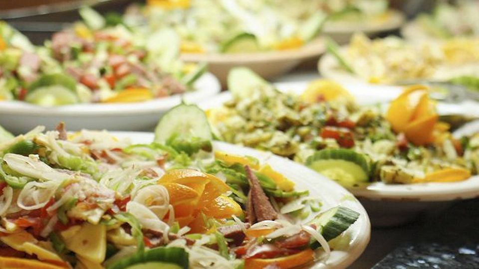 Smadrede dyb tallerken med mad i hovedet på restaurantgæst - Din Avis