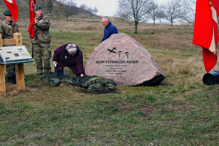 Afsløring af mindesten: 'Hilsen til Lucas og Helmer' - Din Avis