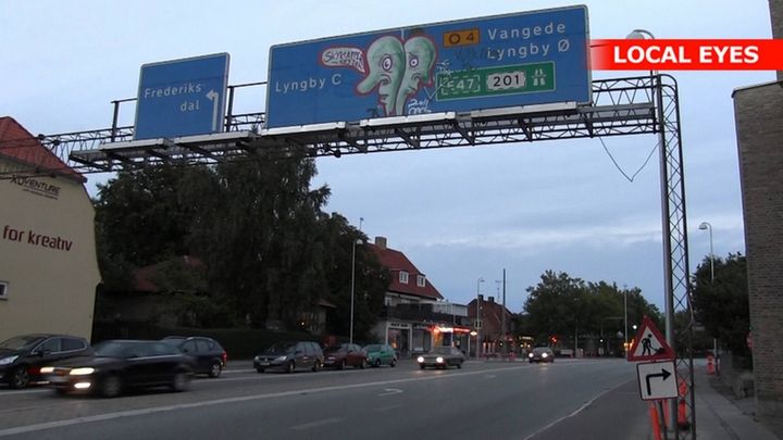Graffitimalere har overmalet vejskilt i 5-6 meters højde - Din Avis
