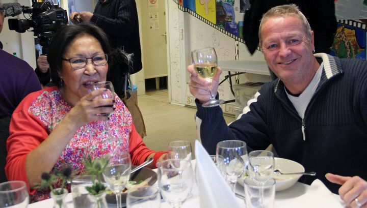 Stoney, Abdi og Hr. Mogensen hyggede sig med vin og laks - Din Avis