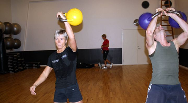 Grenaa-kvinde løfter kanonkugler i strakt arm - Din Avis