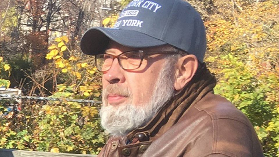 Alex Hilton fortæller om identitet, arv og miljø - Din Avis