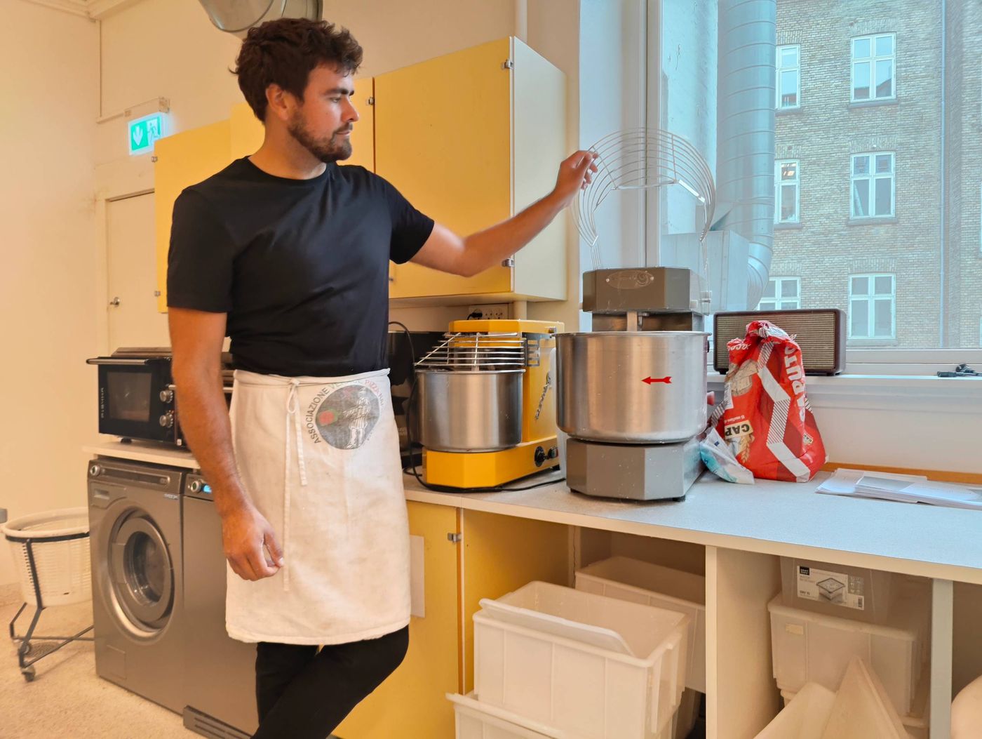 Jon blev kendt for at bage kager – nu har han skrevet en bog om noget helt andet