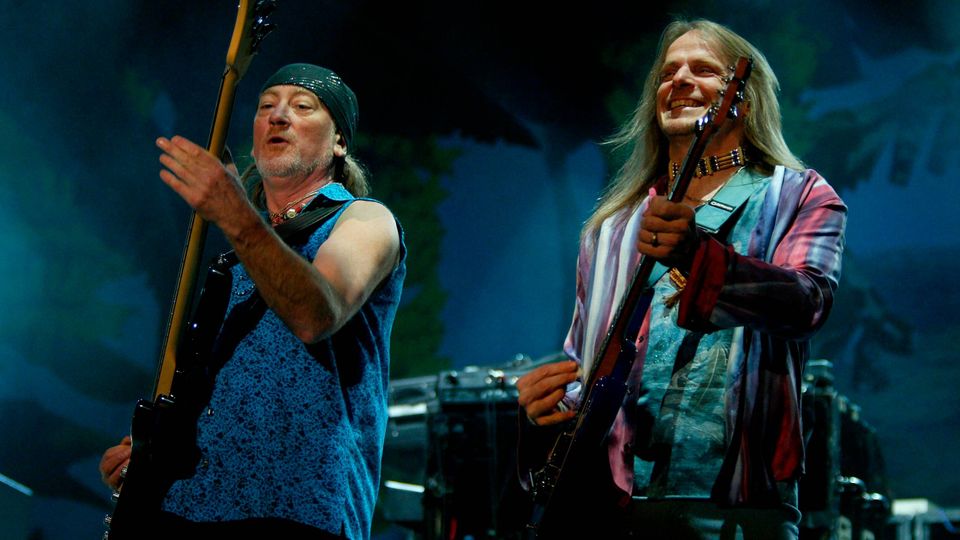 Står bag verdens måske mest kendte guitar-riff: Rocklegender spiller i ...