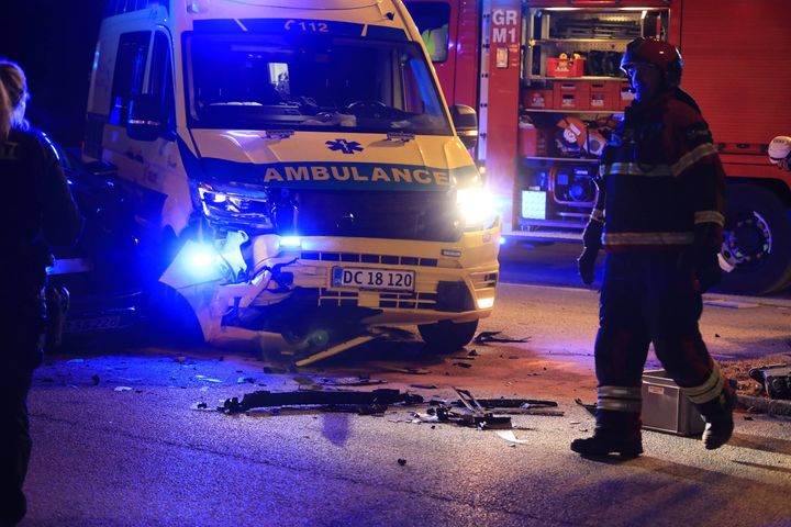 Ambulance og bil i ulykke - Din Avis