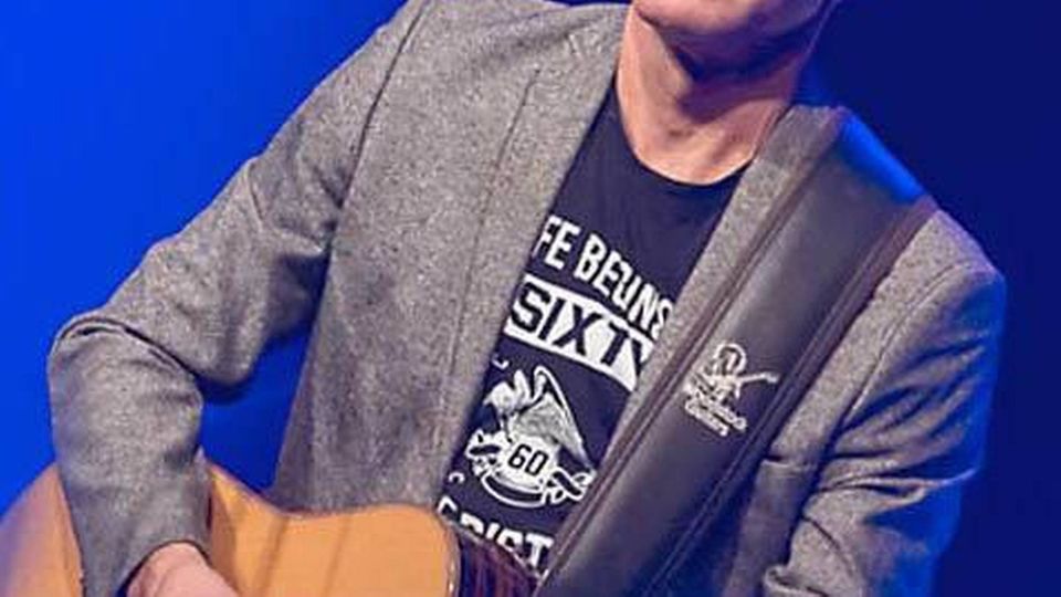 Musikken spiller på historiske Nøset for en sluttet skare - Din Avis