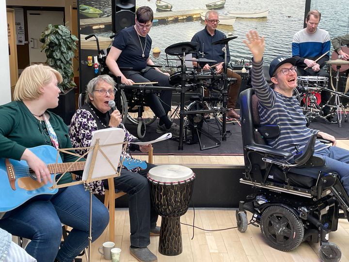 Forsangeren sidder i kørestol, og Hugo på beatbox er lam fra halsen og ...