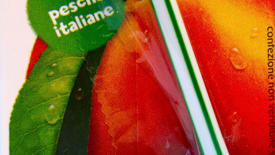 Teenage-dreng og voksen kvinde afsløret af video: Stjal lille juice fra ...