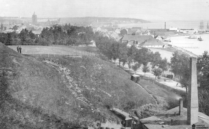 Her lå et kæmpe hotel med 210 værelser. I dag rummer det byens mest ...