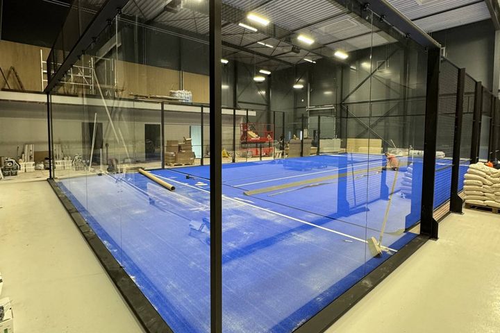 Padel-bane vil være byens sted: Ny hal slår dørene op med gratis spil ...