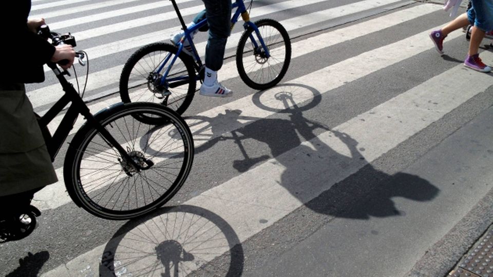 Brød ind i bil, stjal højtaler samt sko og kørte derfra på stjålen ...