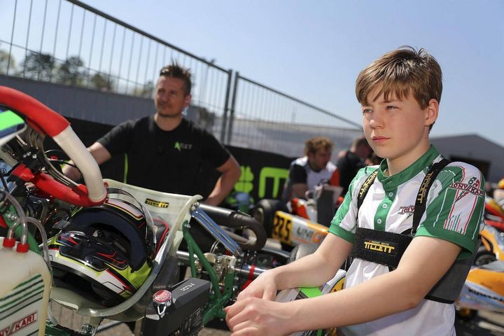 Oskar K er i baghjulene på sin berømte onkel - Din Avis