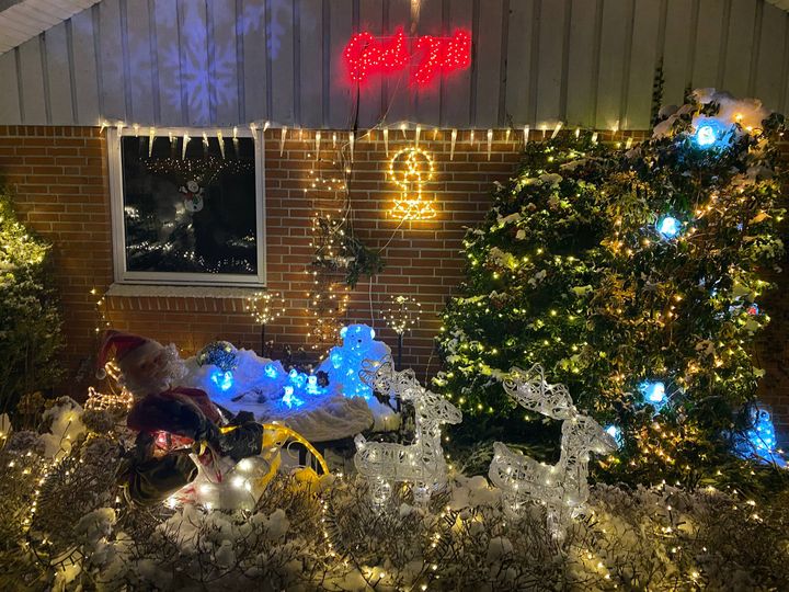 Video og billeder: Tusindvis af julelys blev tændt i Fredensgade - Din Avis