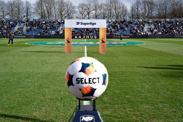 Den sorte bog, ritualer og en vandflaske lige på kanten - Din Avis