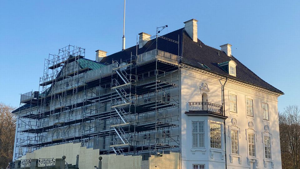 Undrer du dig også? Derfor er der sat stilladser op foran Marselisborg ...