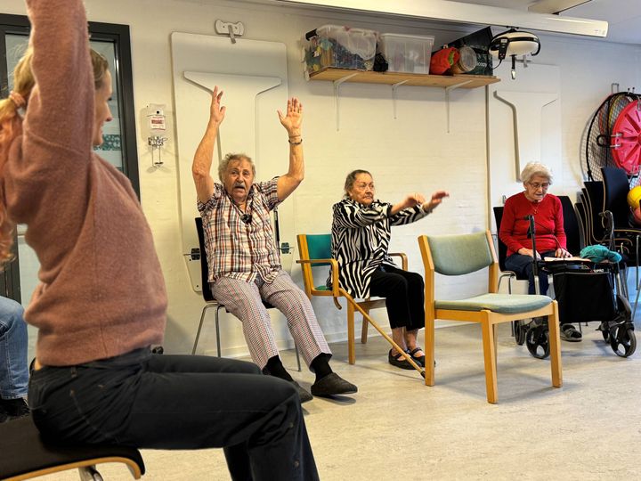 Jørn kalder det Danmarks bedste plejehjem - her er der både 'hej-street ...