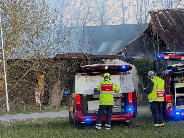 Efter voldsom gårdbrand: Brandvæsen kæmpede med flammer hele lørdag nat - Din Avis