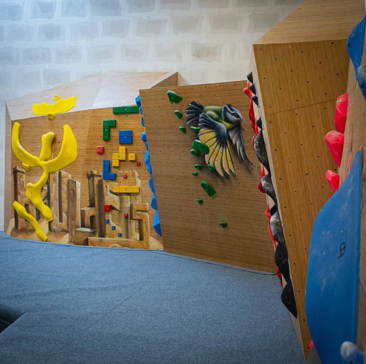 Meter over jorden hænger man og håber, at kræfterne ikke slipper op ...