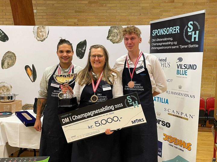 Sådan skal det gøres: Birgit har vundet DM i champagnesabling - Din Avis