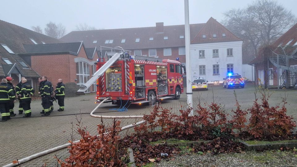 12 brandfolk sat ind ved skolebrand - Din Avis