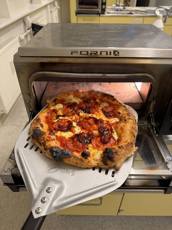 Jon blev kendt for at bage kager – nu har han skrevet en bog om noget ...