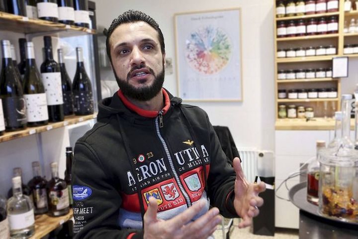 Ali fra Favrskov vil gerne snakke med alle - Din Avis