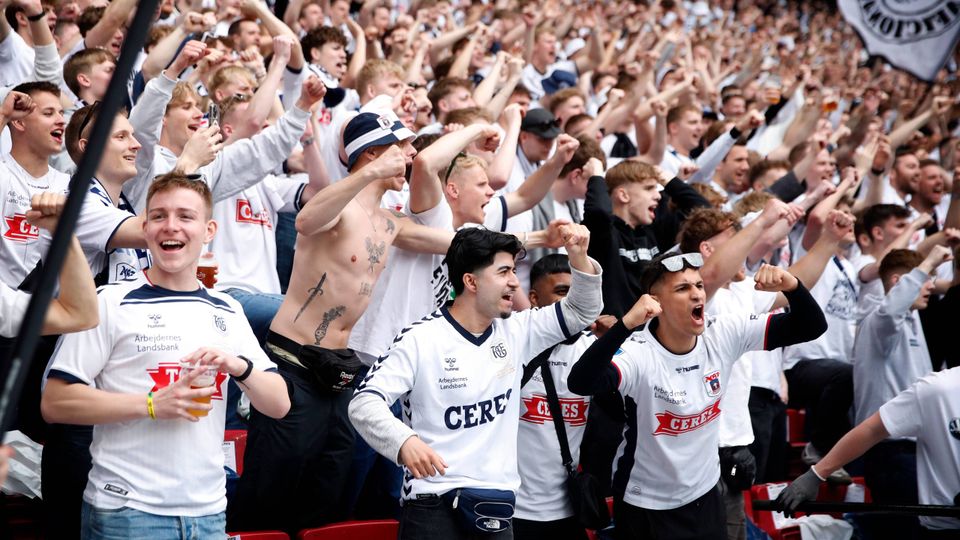 »Det hører ikke hjemme«: AGF-fans samler ind til bestjålne Randers-fans ...