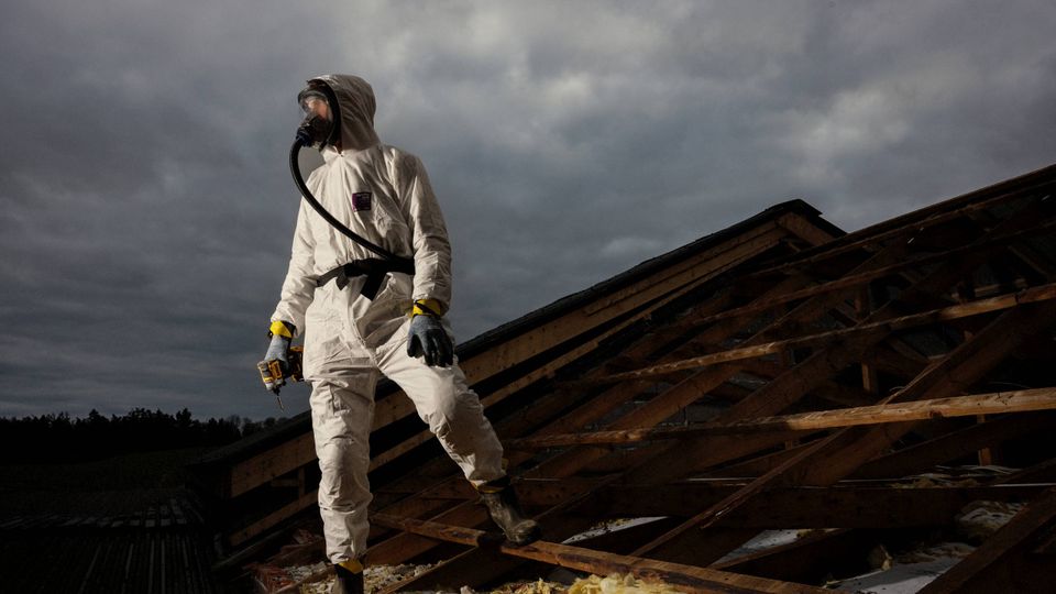 Asbest-fund ved Munkdrup fylder mindre end et A4-ark: Men nu ryddes der op for millioner af ...