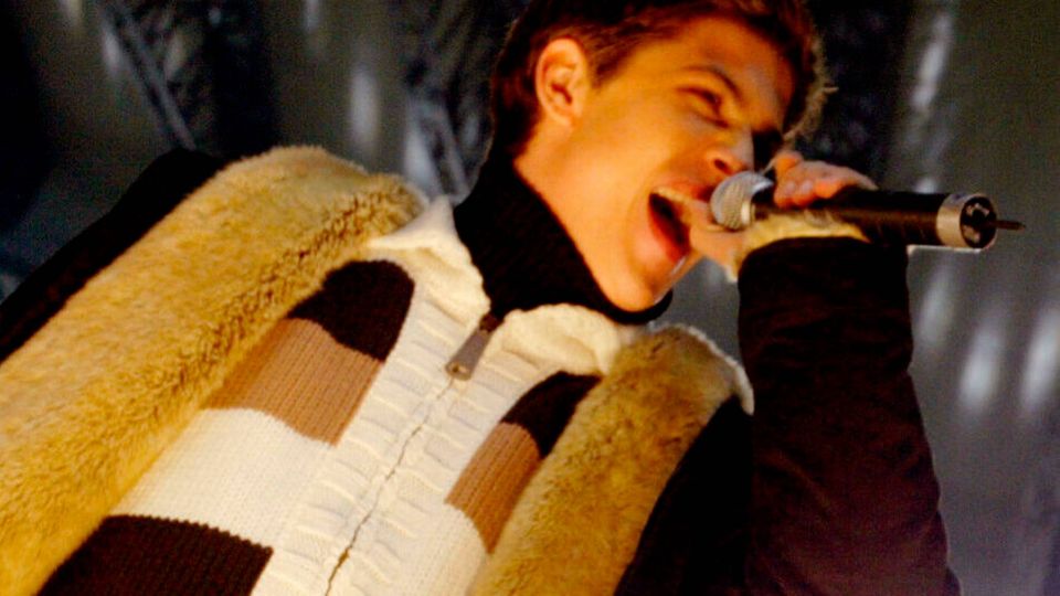 Popstars-Jon frikendt for vold - 69-årig 'modstander' får dom - Din Avis