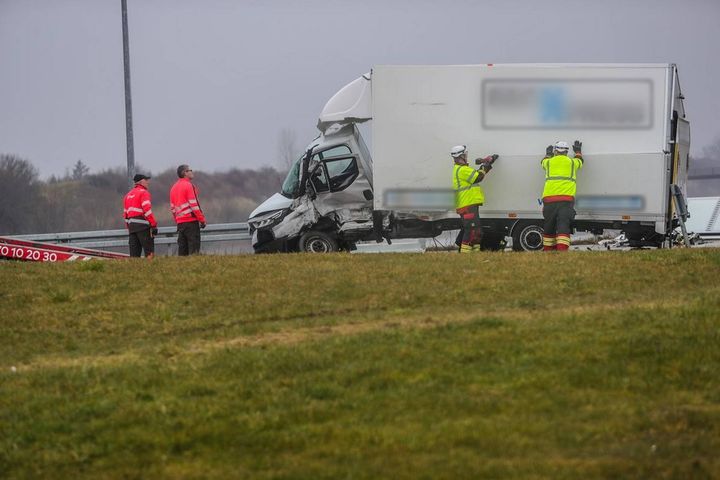 Tesla smadret i rundkørsel: Fortsætter lige over og brager ind i ...