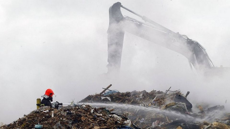 Losseplads skal selv betale for slukning af storbrand - Din Avis