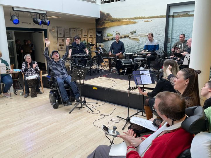 Forsangeren sidder i kørestol, og Hugo på beatbox er lam fra halsen og ...