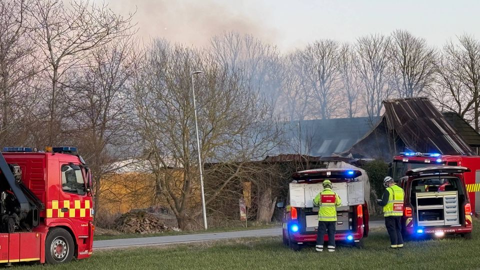 Efter voldsom gårdbrand: Brandvæsen kæmpede med flammer hele lørdag nat - Din Avis