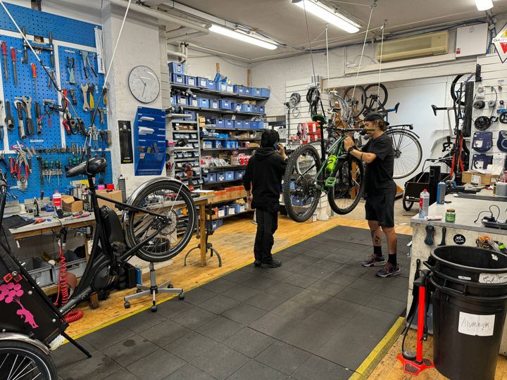 Da ejer af byens ældste cykelbutik fik nok, vendte manden tilbage med en flaske i hånden - Din Avis