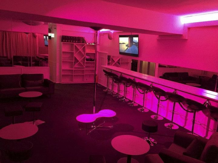 Lounge 8000 er Aarhus' nyeste stripklub: Her må du næsten alt - Din Avis