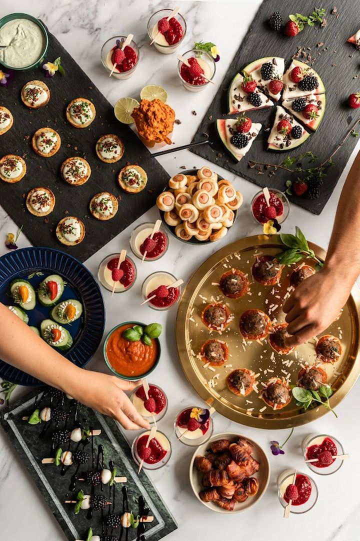 Lokale Julie aktuel med kogebog med opskrifter på små lette og delikate ...