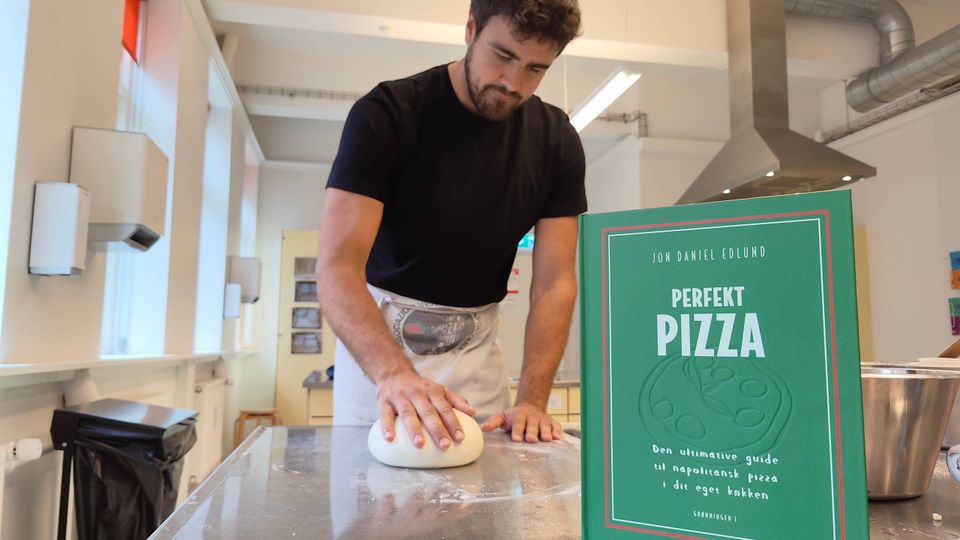 Jon blev kendt for at bage kager – nu har han skrevet en bog om noget helt andet - Din Avis