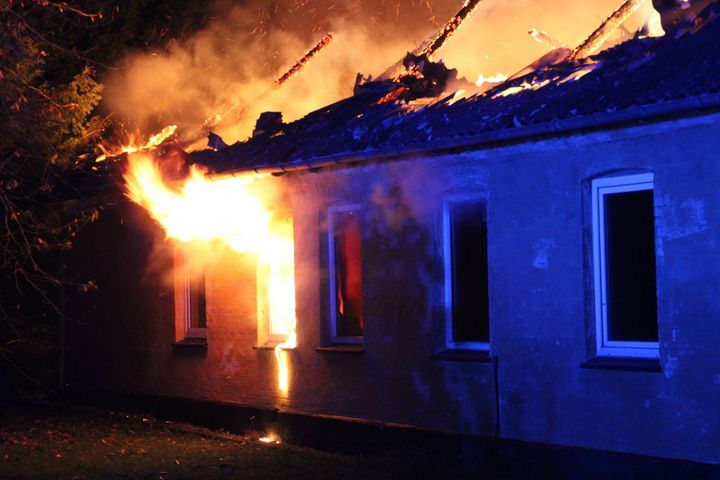 Voldsom brand: Hus i kæmpe flammer - Din Avis